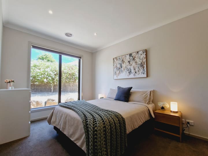 Modern, Light‑filled Coastal Retreat In Mt Martha - Mornington