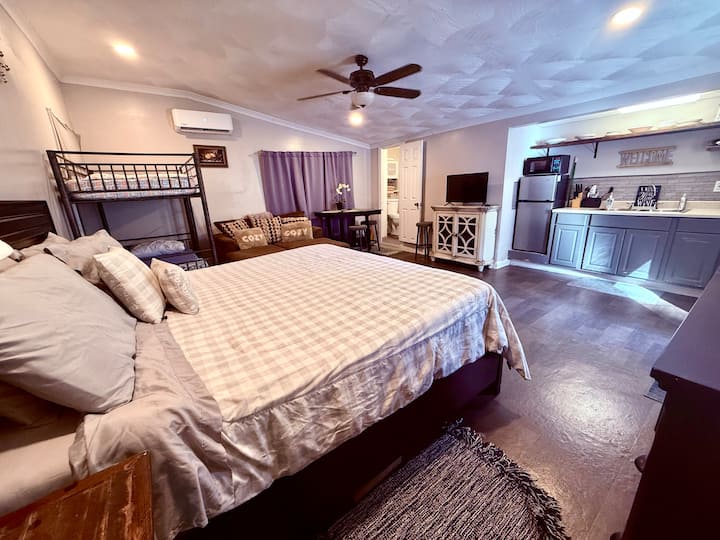 Tiny But Mighty Guesthouse! Modern Cozy Living! - Hattiesburg, MS