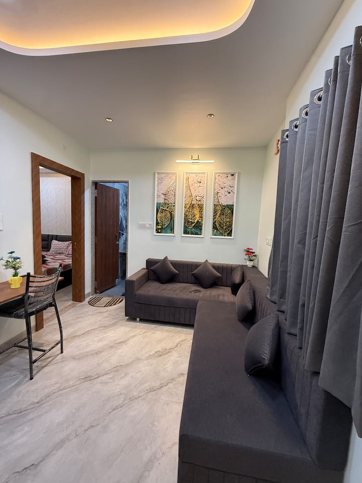 The Luxe Balcony Suit - Near Bombay Hospital - Indore