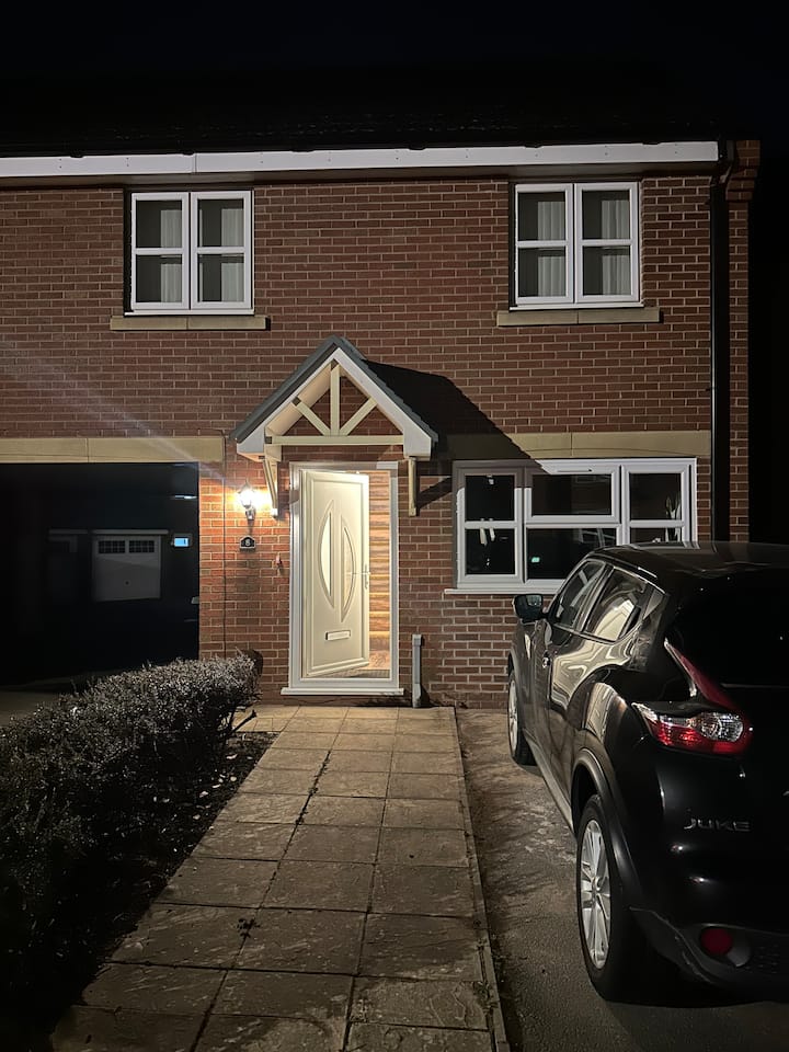 5 Min To Centre | Modern Ensuite + Parking - Coventry