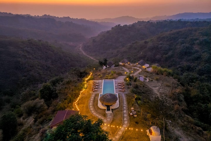 Private Forest Jacuzzi Cabin~ Romantic Escape - Garhshankar