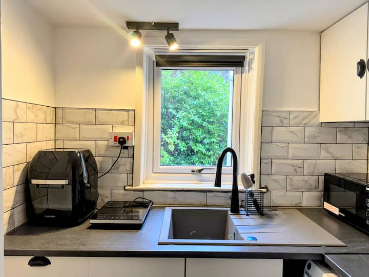 Cosy Cotswold Studio With Lovely Views - Tetbury
