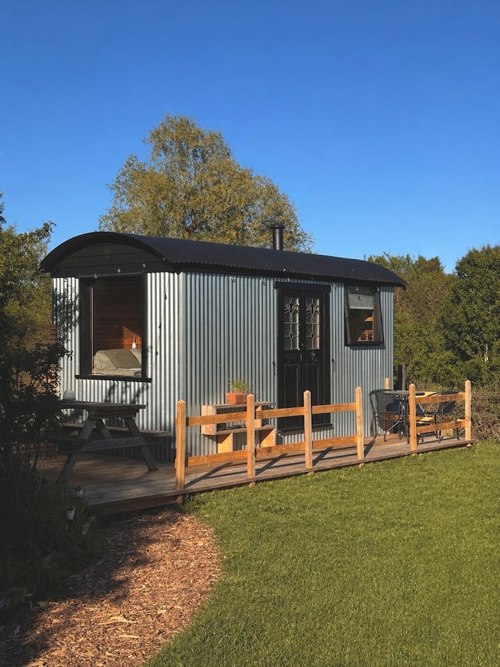 Escape To The Off-grid Saltmarsh Shepherd Hut - Burnham-on-Crouch