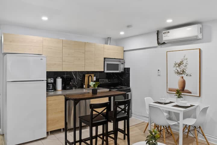 Stylish 3br Haven In The Heart Of Plateau - Laval, Canada