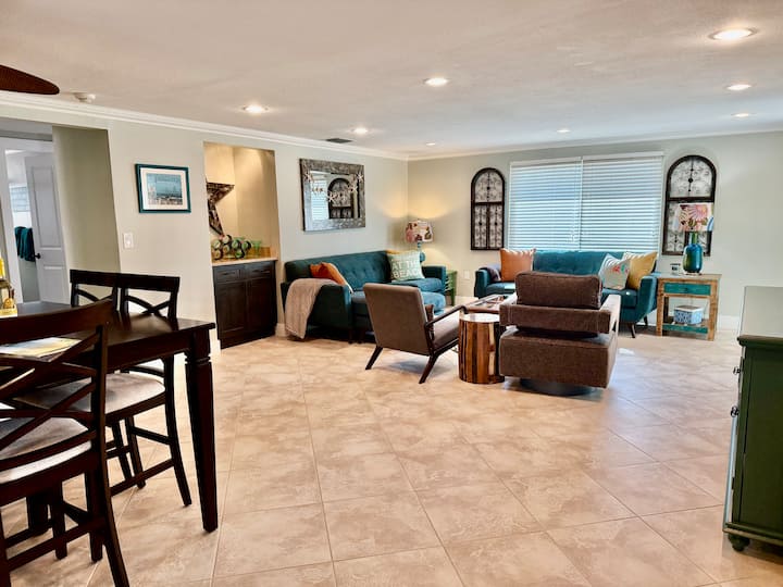 Just A Three Minute Walk From The White Sand Of The World Renowned Siesta Beach - Siesta Key, FL
