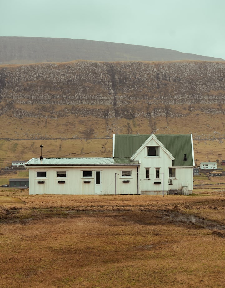 Bóndarósa · House · Countryside Life · Lake View - Îles Féroé