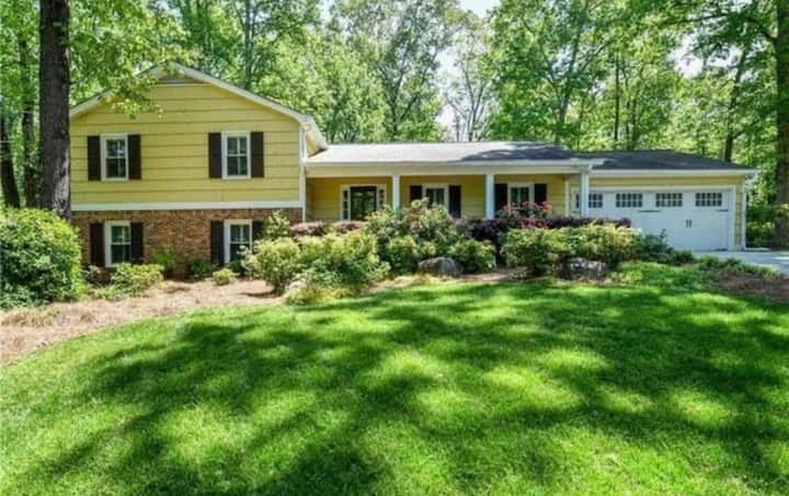 Terrace-level Apartment In Suburban Neighborhood - Sandy Springs, GA