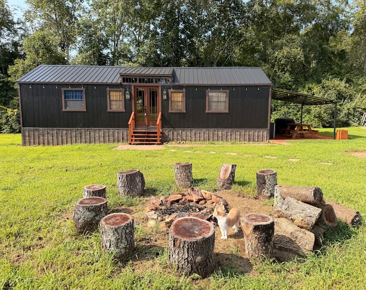 Rustic Cabin With Outdoor Kitchen | Sleeps 6 - Ocoee, TN