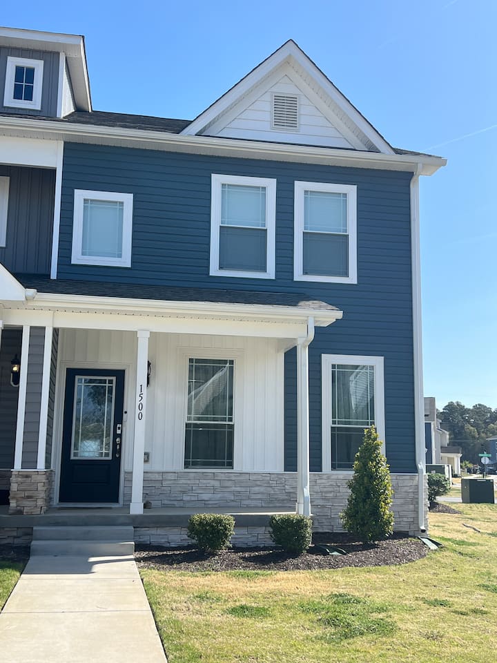 Large 4br Home | Corner Lot | Top Value Stay - Newport News, VA