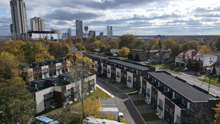 Fallsview Towns - 2 Adjacent Units - Niagara Falls