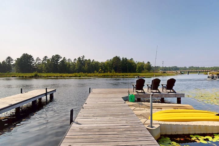 Minocqua Chain Lakefront Fun & Screened Porch - Minocqua, WI