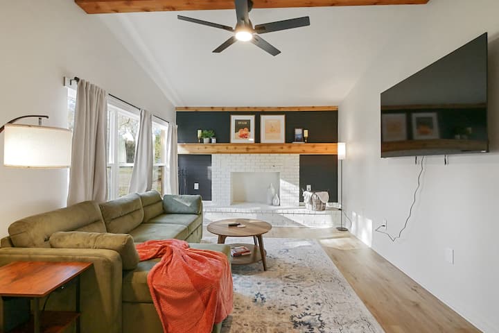 One Acre Peaceful Property | King Bed, Game Room | - Gainesville, FL