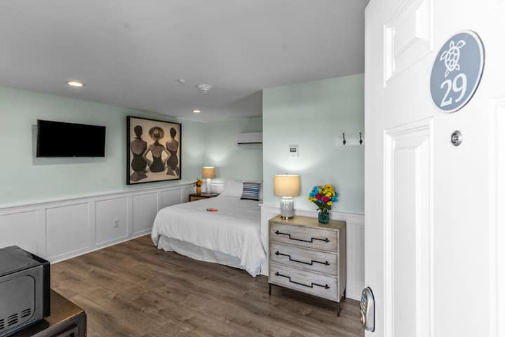 Loggerhead Inn & Suites - King Room - Surf City, NC
