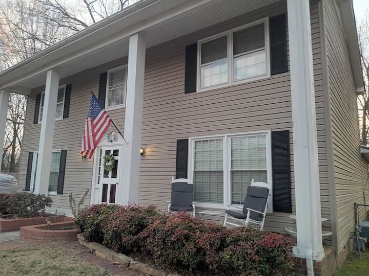 Lakefront High Point Retreat - Sleeps 12 - Greensboro, NC