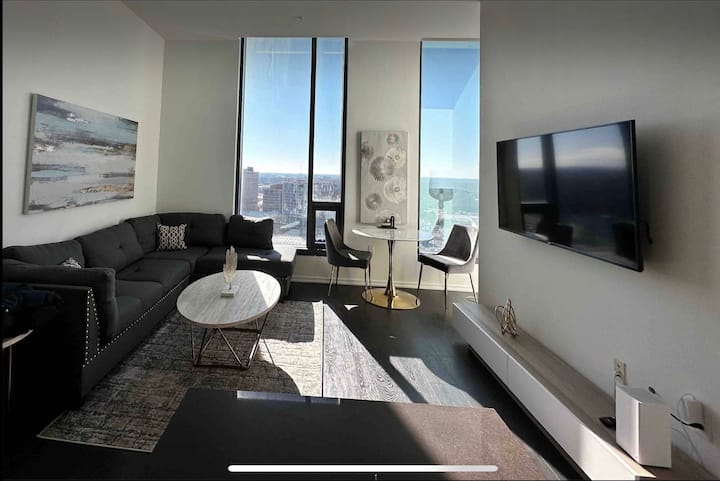 Luxury 1+den| Above Tysons Mall| 1 Min Metro - Fairfax, VA