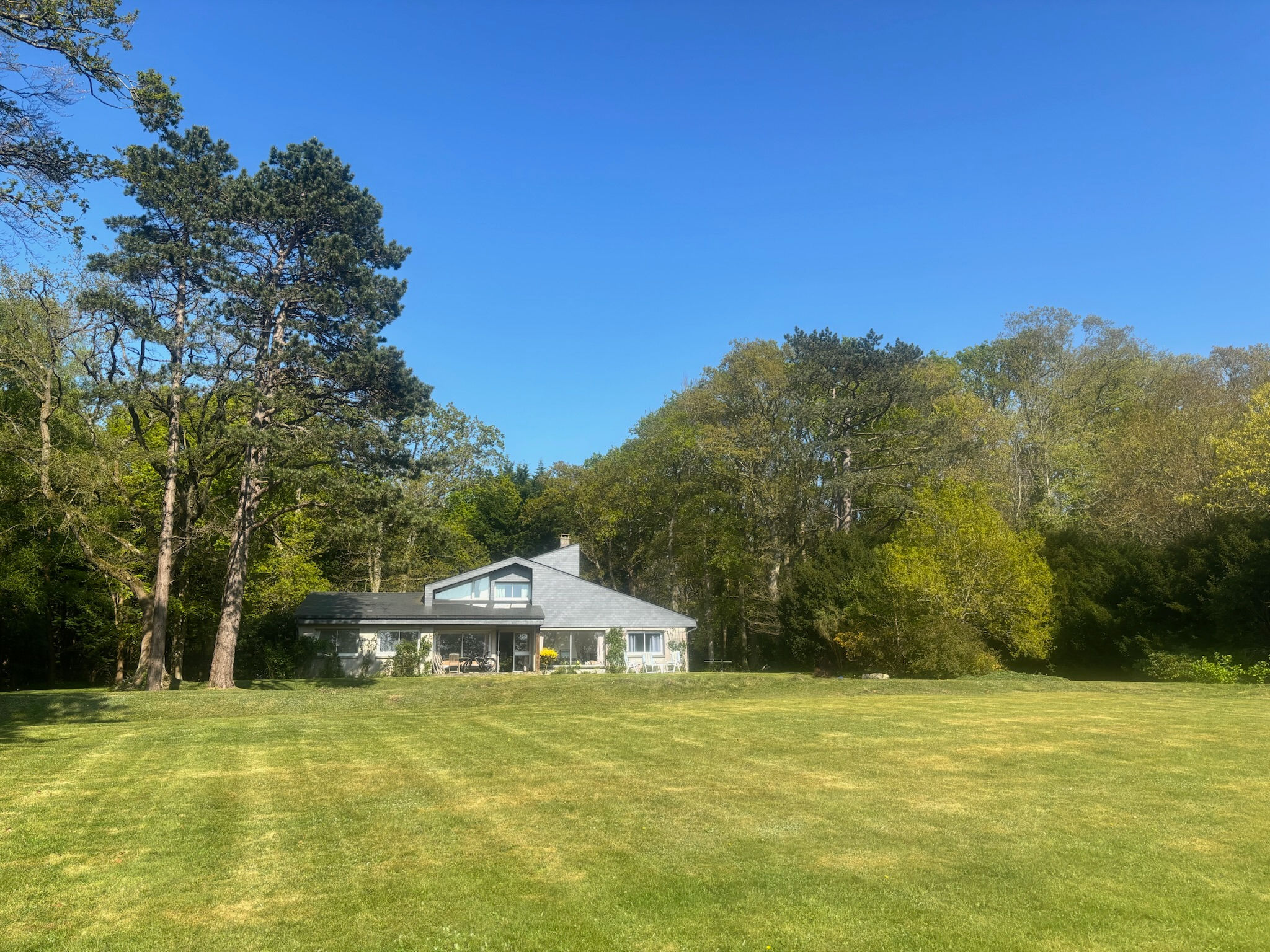 Maison De Charme à Travers Un Jardin Paysager - Varengeville-sur-Mer