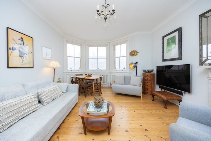 Arty Character Apartment | Steps From The Seafront - Brighton