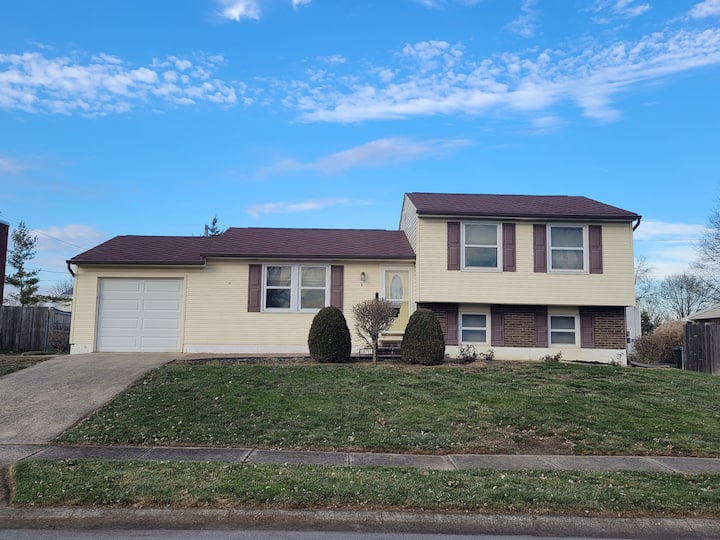 Spacious Tri-level Near Dayton Int'l Airport - Dayton, OH