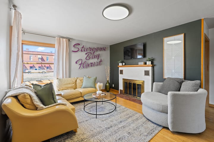 Walkable Downtown Sturgeon Bay | The Florist House - 도어 카운티