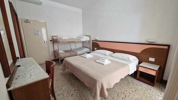 Camera Quadrupla Vista Mare Laterale - Rimini