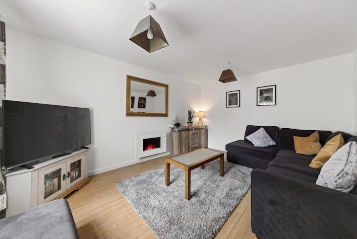 Spacious 3-bed Home With Off Street Parking - Wellingborough