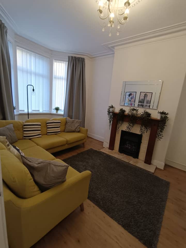 4 Beds, Sleeps 10 Ideal For Contractors & Families - Wolverhampton