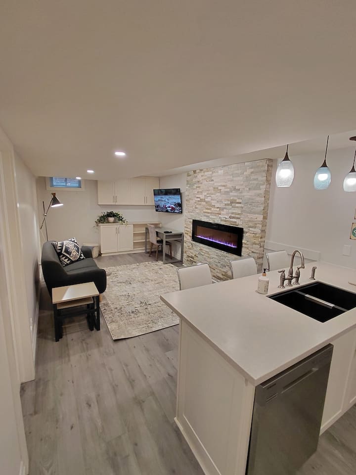 Steps To Uwo | Bright, Spacious Private 1br Suite - 런던