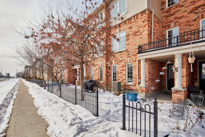 Modern Upper Apartment With Free Parking - Bowmanville