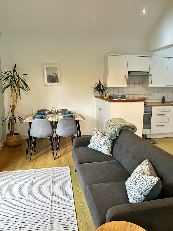 The Button Box | 1-bed Bungalow With Garden - Huddersfield