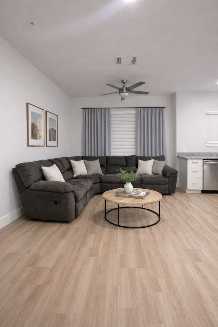 Cozy Ground-level 1br | Easy Access Stay - Ennis, TX