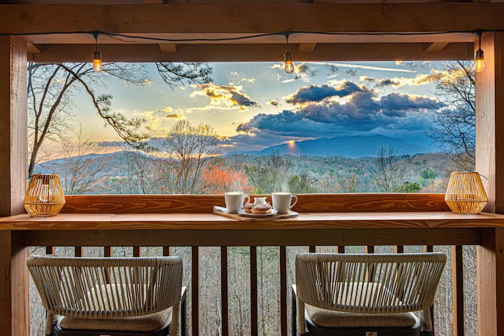 Romantic Mtn Spa Retreat | Views • Hot Tub • Sauna - Gatlinburg, TN