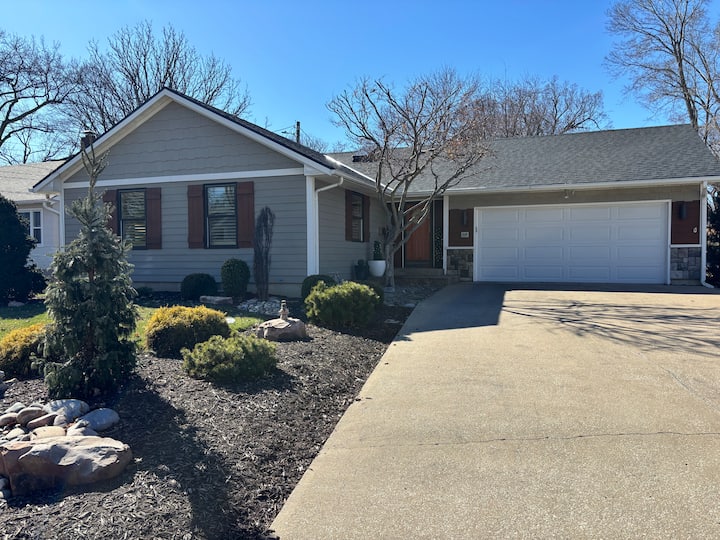 Family-friendly World Cup Retreat, W/ 2 Car Garage - Kansas City, KS