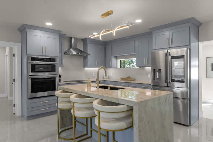 Modern Oasis: Hot Tub, Fire Pit, 3 Mi To Beach - Clearwater, FL