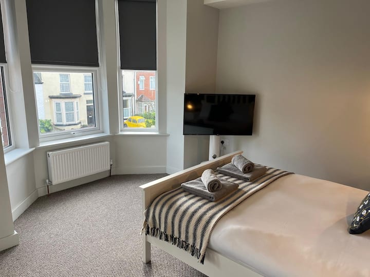 Stylish 2 Bedroom Flat | Walk To Beach & Town - Southport