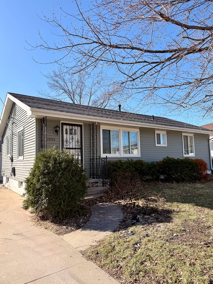 Bright And Spacious 3 Br House - Cedar Rapids, IA