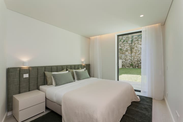 Luxury Gaia Apt: Private Garden, Pool & Gym Access - Porto