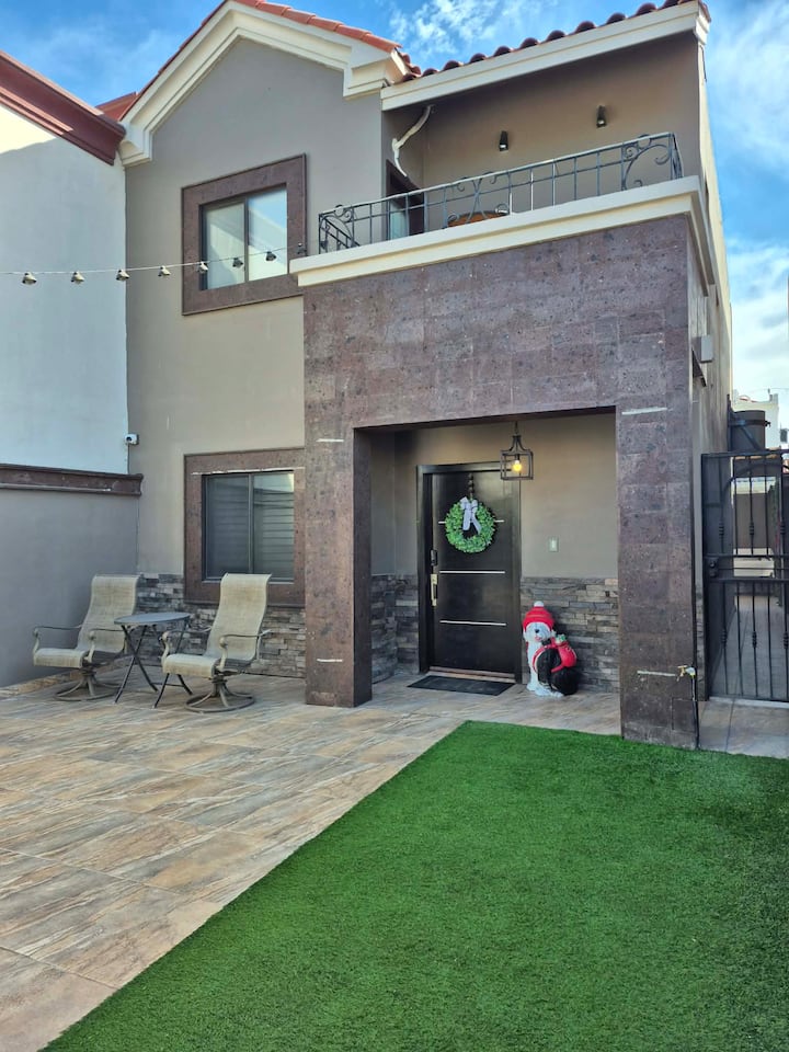 Lujosa Y Gran Casa En Privada Frente A Parque - Mexicali