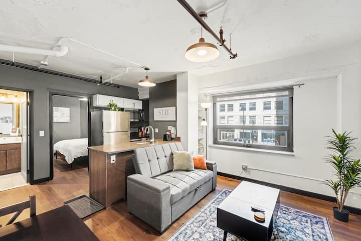 Trendy Detroit Loft | Walk To Stadiums & Bars! - Wayne State University, Detroit