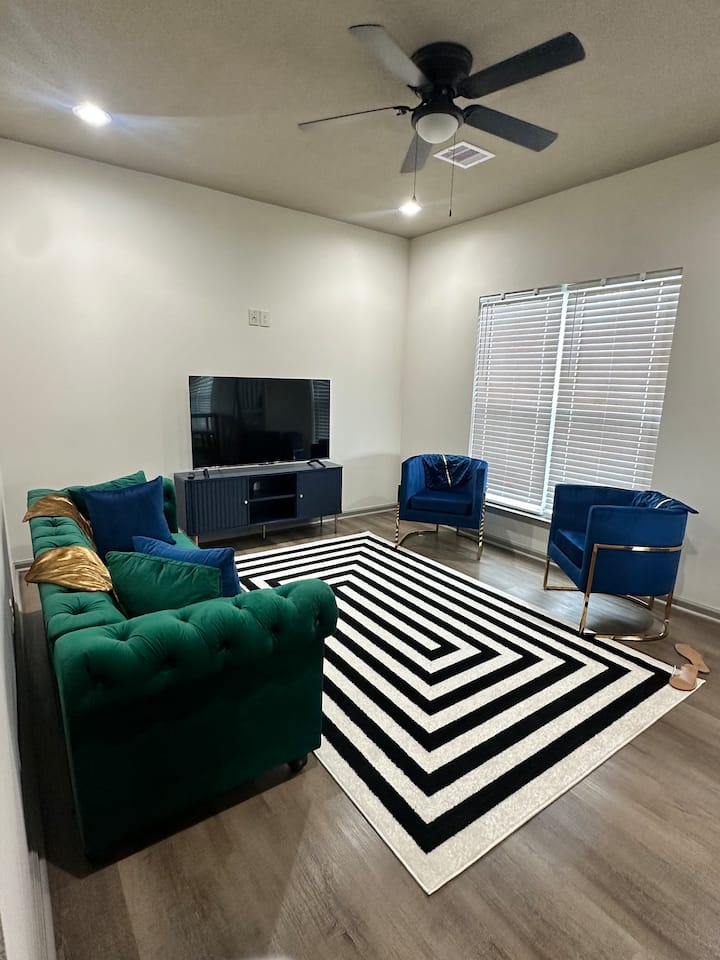 House Of Paris | Stylish 2br Near Downtown Lc - Lake Charles, LA