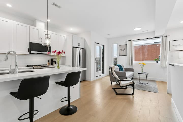 Sunny 2 Bed / 2 Bath Getaway - Toronto