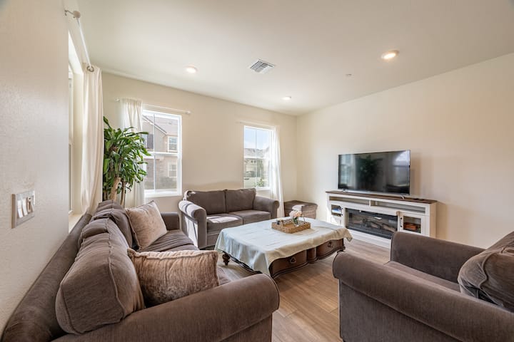 Family-friendly Spacious Home Away Home - Ontario, CA