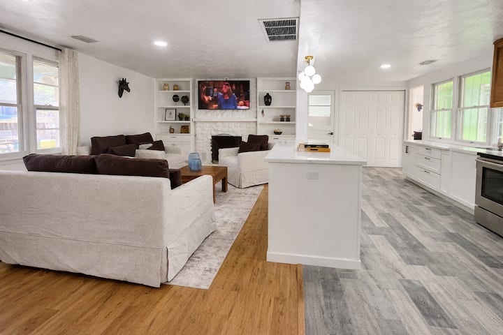 Spacious 4br Home W/ Fireplace & Garage - Waterbury, CT