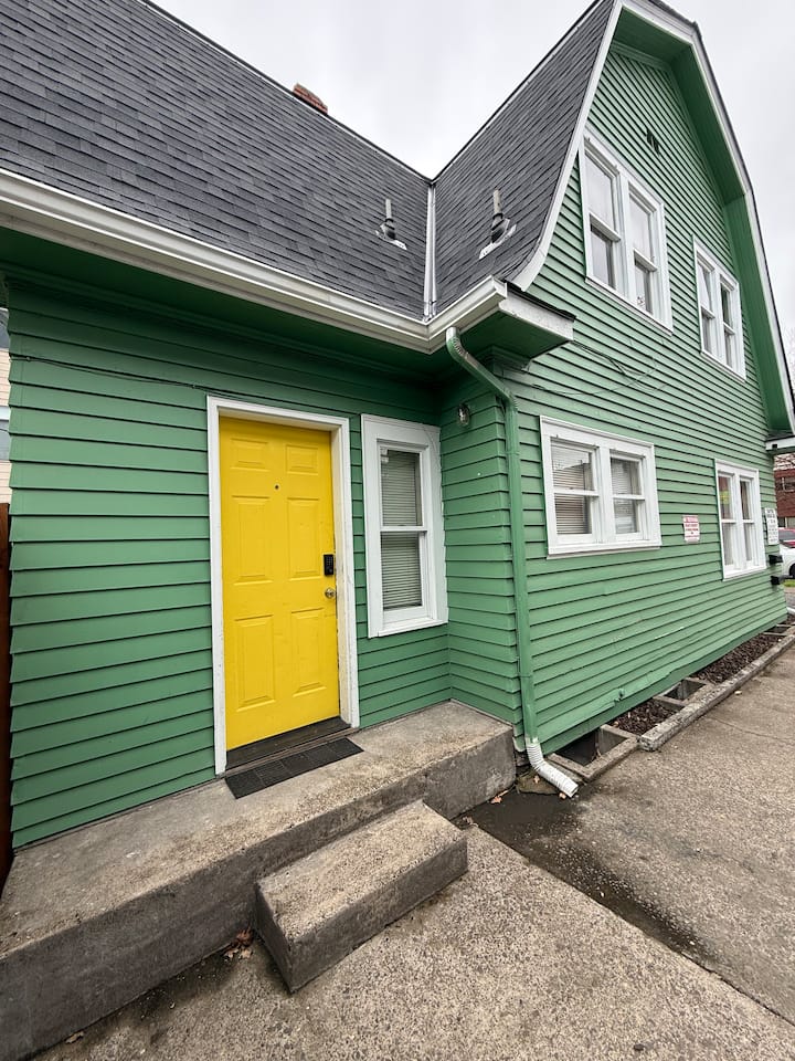 Green And Yellow Getaway - Eugene, OR