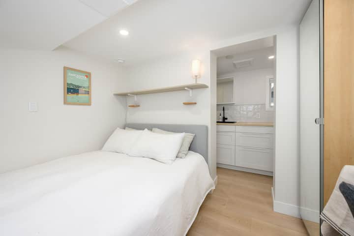 Micro-suite Near The Water In Kitsilano - Vancouver
