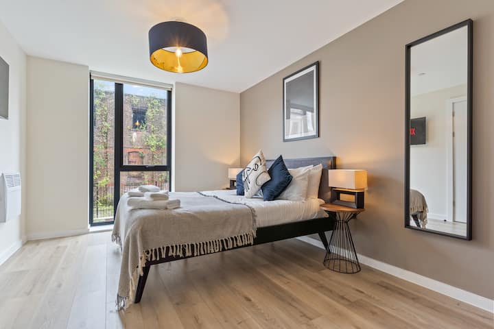 Richmond Row 2 Bed/bath Flat | Free Parking - Cheshire