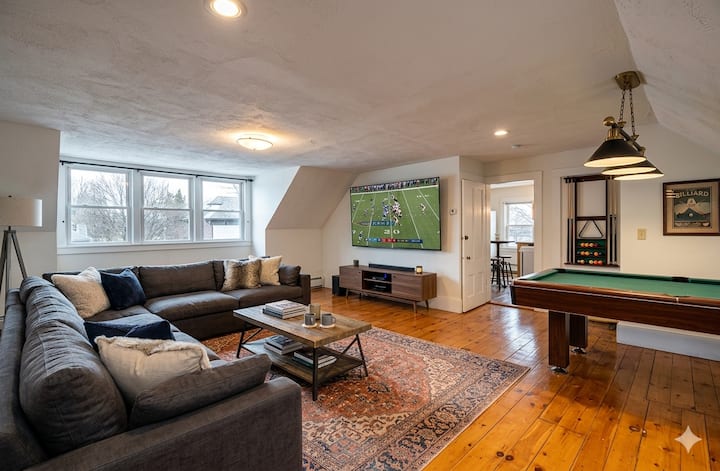 Hocus Pocus Hideaway On Salem Commons W Pool Table - Salem, MA