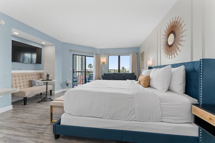 Fireworks View | King Bed | Balcony | Universal - Disaster!, Orlando