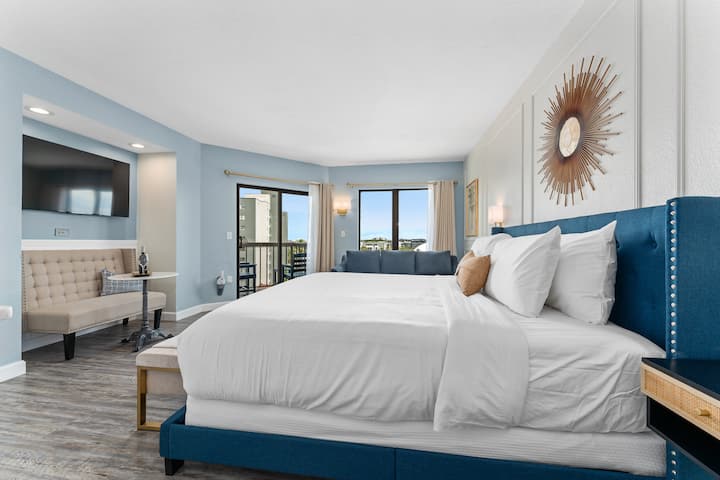 Fireworks View | King Bed | Balcony | Universal - Orlando, FL