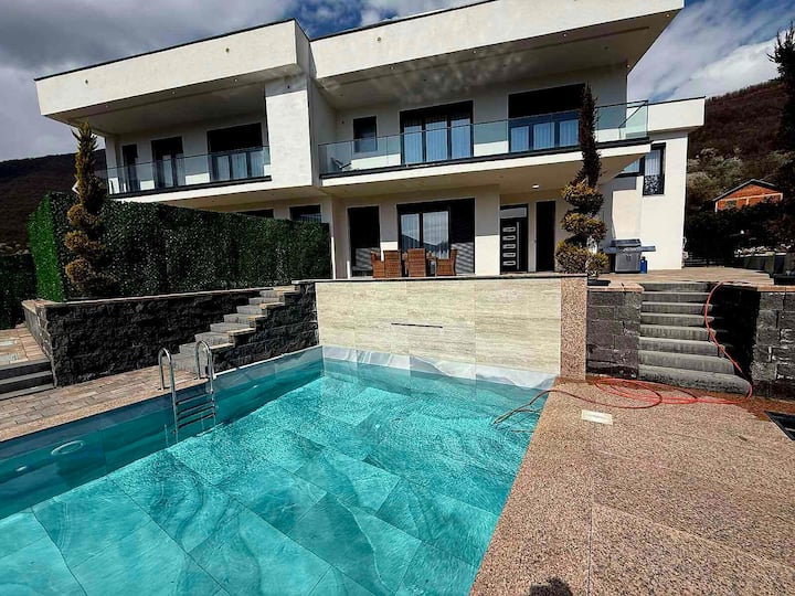 Luxury Forest Villa 2 - Private Pool Mountain View - Kosovo