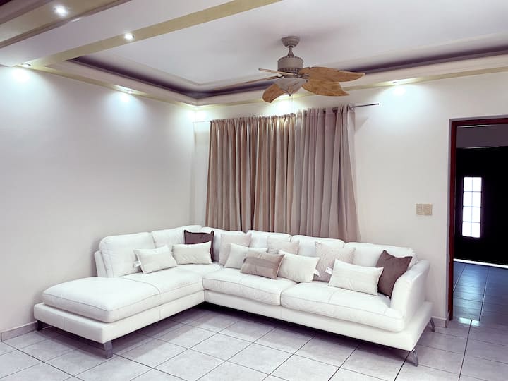 Ubicación, A Solo Tres Cuadras Del Aeropuerto - Uruapan